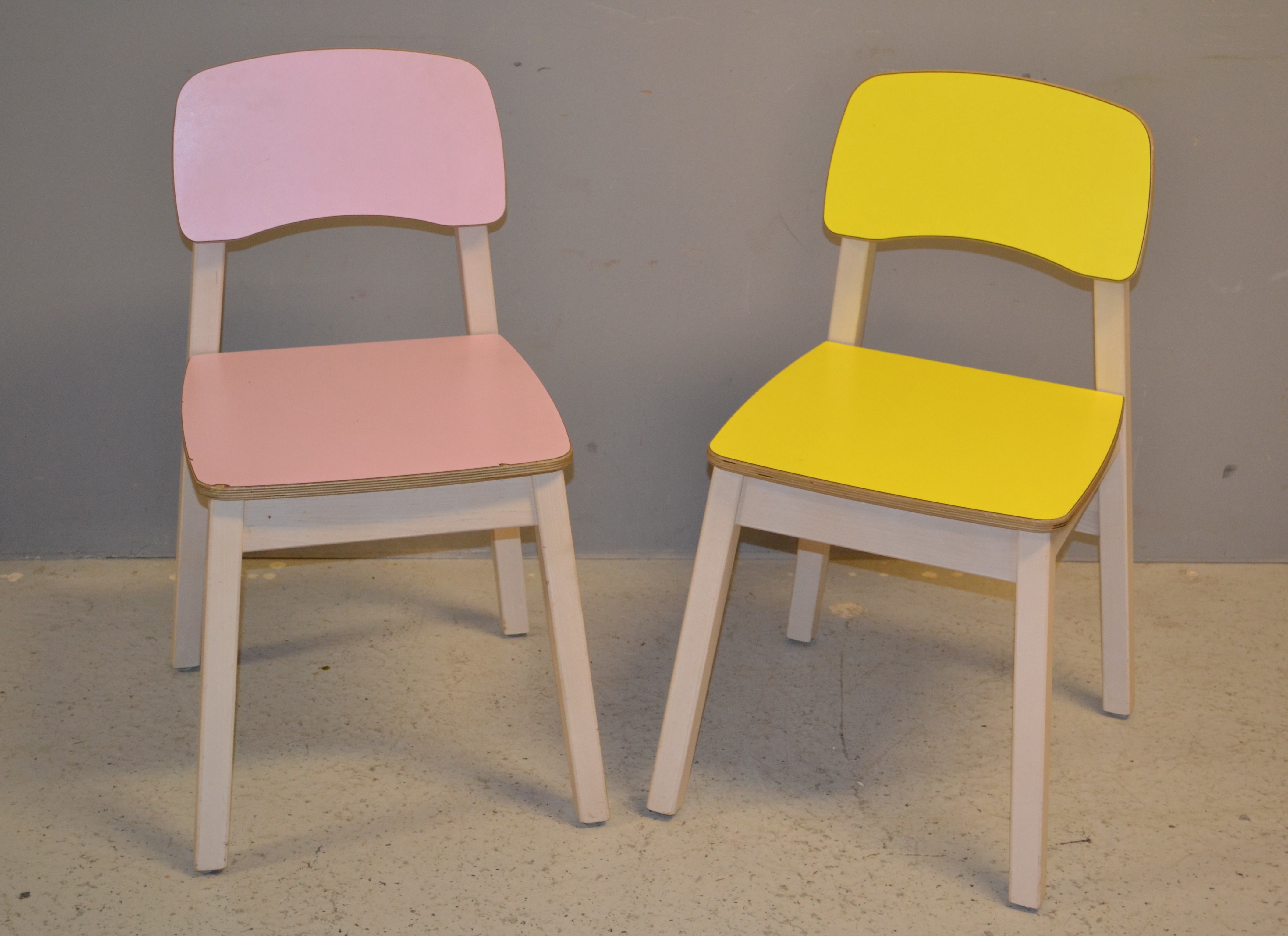 2 Stolar. Lek & Lär. | Auktion