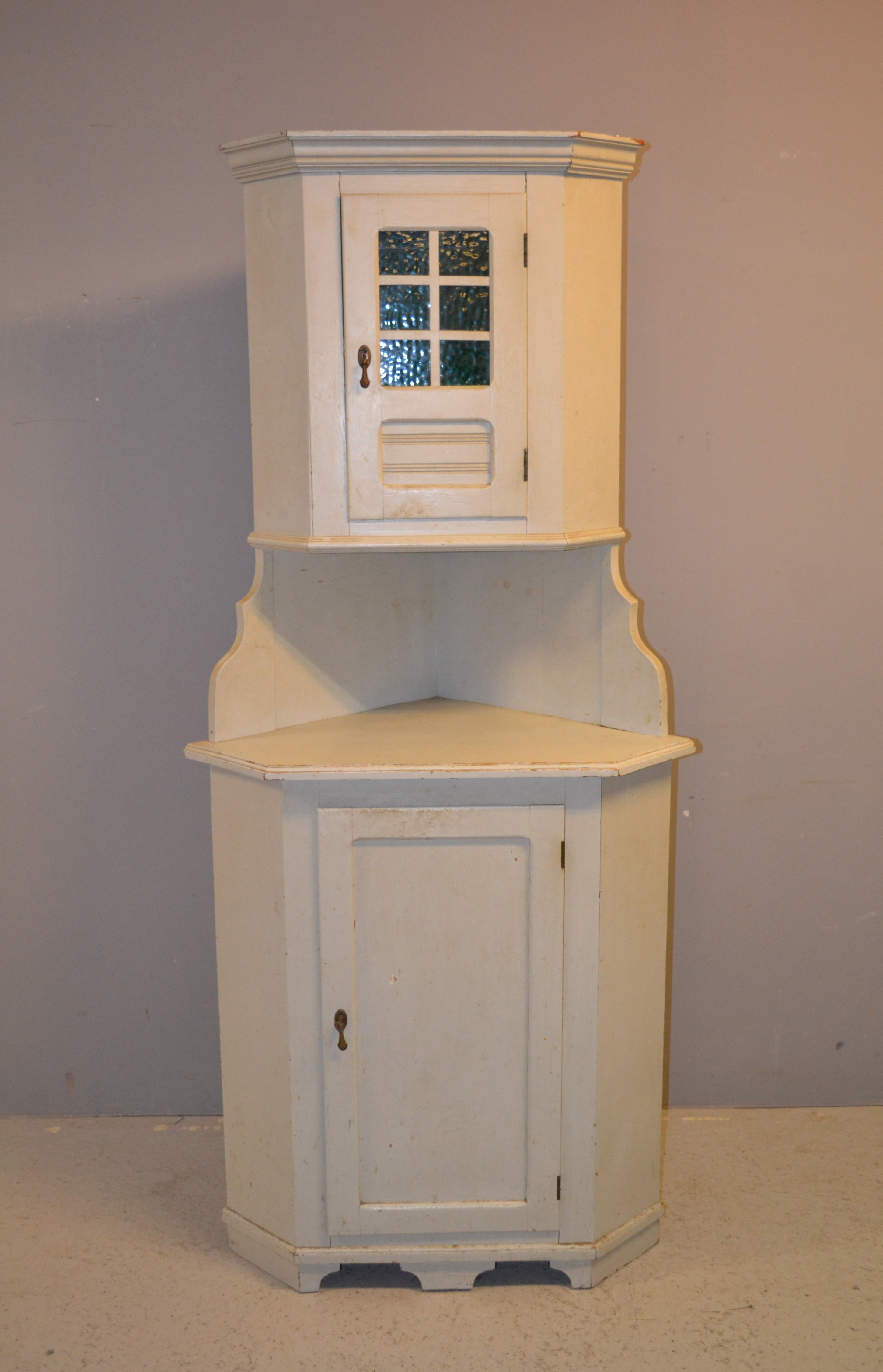 Äldre hörnskåp. | Auktion.se